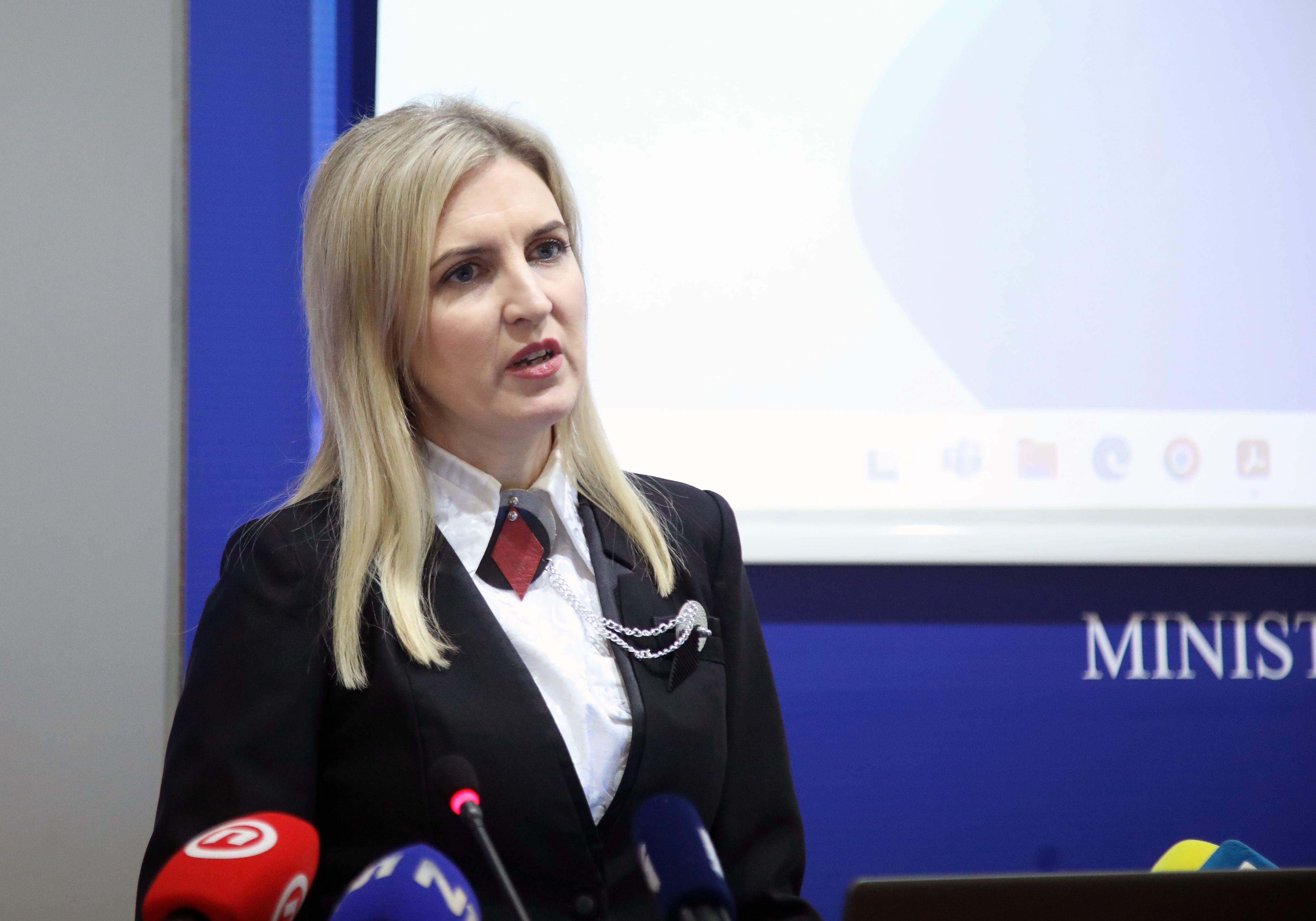 Državna tajnica na udaru zbog HOS-ove zastave: Evo što ona kaže – narod.hr