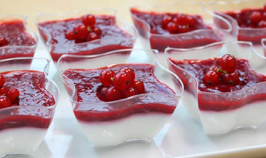 Ljetni desert: Panna cotta s preljevom od malina – narod.hr